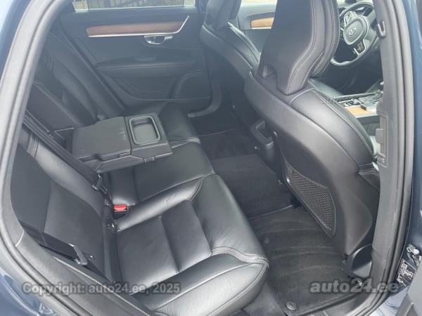 Blue Volvo V90 2018 in Tartu, with an engine capacity of 2.00 L and mileage of 236 thousand km for 18000 €, photo 8 on AUTOMOTO.COM.LV
