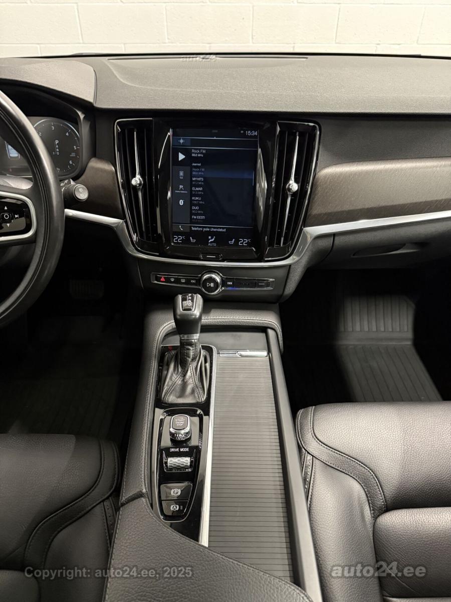 Blue Volvo V90 2018 in Tallinn, with an engine capacity of 2.00 L and mileage of 155 thousand km for 23495 €, photo 20 on AUTOMOTO.COM.LV