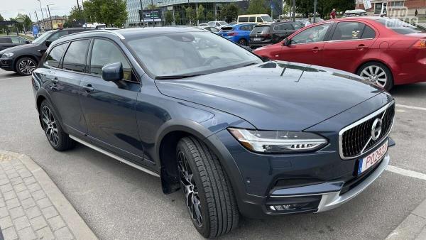 Blue Volvo V90 2018 in Kaunas, with an engine capacity of 2.00 L and mileage of 97 thousand km for 24500 €, photo 8 on AUTOMOTO.COM.LV
