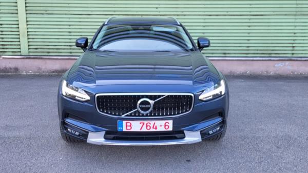 Blue Volvo V90 2018 in Riga, with an engine capacity of 2.00 L and mileage of 198 thousand km for 23500 €, photo 8 on AUTOMOTO.COM.LV