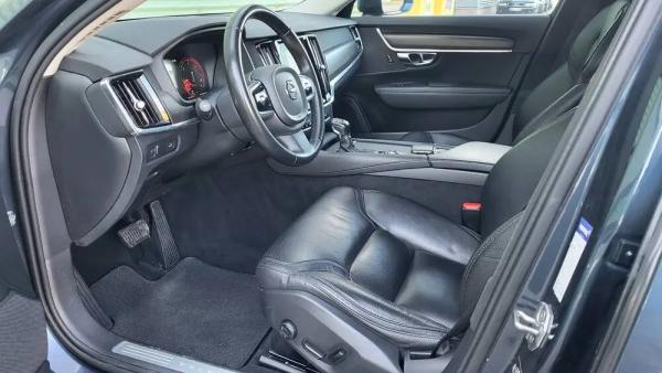Blue Volvo V90 2018 in Riga, with an engine capacity of 2.00 L and mileage of 198 thousand km for 23500 €, photo 5 on AUTOMOTO.COM.LV