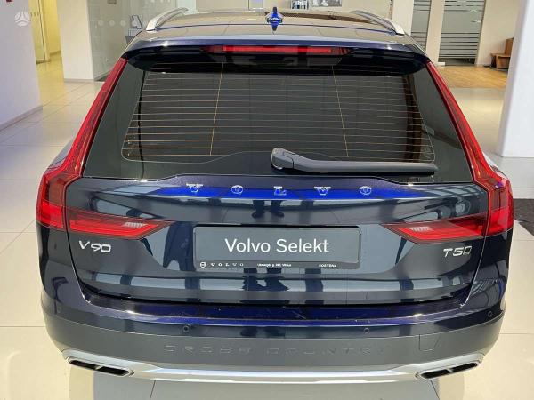 Blue Volvo V90 2019 in Klaipeda, with an engine capacity of 1.97 L and mileage of 132 thousand km for 28600 €, photo 3 on AUTOMOTO.COM.LV