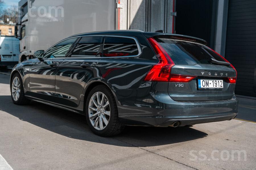 Blue Volvo V90 2019 in Riga, with an engine capacity of 2.00 L and mileage of 172 thousand km for 18700 €, photo 5 on AUTOMOTO.COM.LV