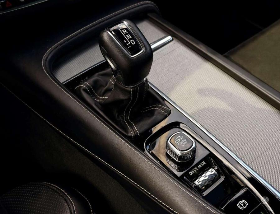 Blue Volvo V90 2019 in Panevezys, with an engine capacity of 1.97 L and mileage of 269 thousand km for 14800 €, photo 16 on AUTOMOTO.COM.LV