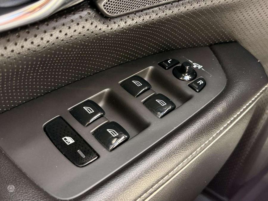 Blue Volvo V90 2019 in Panevezys, with an engine capacity of 1.97 L and mileage of 269 thousand km for 14800 €, photo 35 on AUTOMOTO.COM.LV