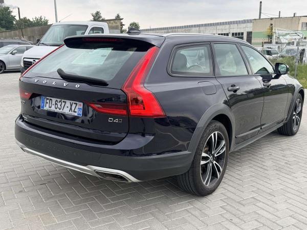 Blue Volvo V90 2019 in Taurage, with an engine capacity of 1.97 L and mileage of 318 thousand km for 14900 €, photo 5 on AUTOMOTO.COM.LV