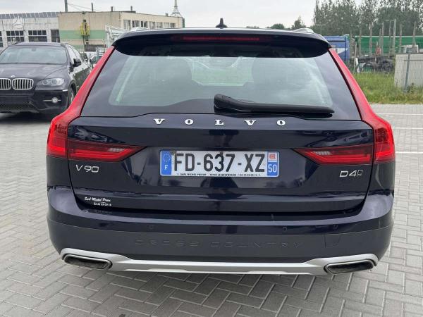 Blue Volvo V90 2019 in Taurage, with an engine capacity of 1.97 L and mileage of 318 thousand km for 14900 €, photo 6 on AUTOMOTO.COM.LV