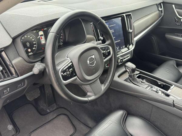Blue Volvo V90 2019 in Taurage, with an engine capacity of 1.97 L and mileage of 318 thousand km for 14900 €, photo 10 on AUTOMOTO.COM.LV