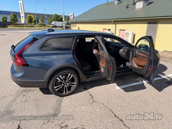 Blue Volvo V90 2020 in Tallinn, with an engine capacity of 2.00 L and mileage of 259 thousand km for 21900 €, photo 5 on AUTOMOTO.COM.LV