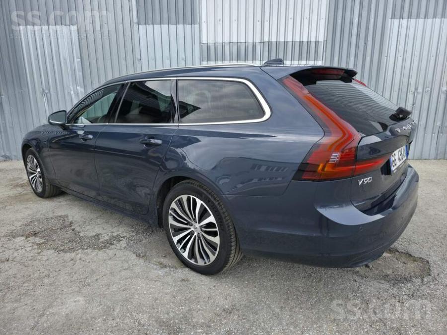 Blue Volvo V90 2021 in Tallinn, with an engine capacity of 2.00 L and mileage of 155 thousand km for 23850 €, photo 5 on AUTOMOTO.COM.LV