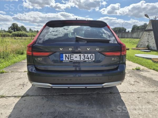 Blue Volvo V90 2021 in Jelgava, with an engine capacity of 2.00 L and mileage of 172 thousand km for 24900 €, photo 6 on AUTOMOTO.COM.LV
