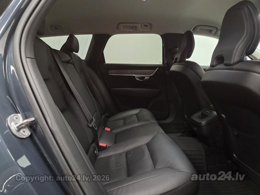 Blue Volvo V90 2022 in Tallinn, with an engine capacity of 2.00 L and mileage of 88 thousand km for 34900 €, photo 19 on AUTOMOTO.COM.LV