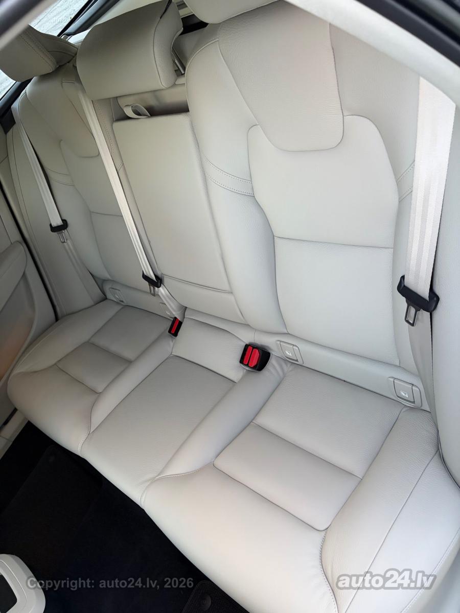 Blue Volvo V90 2023 in Tallinn, with an engine capacity of 2.00 L and mileage of 43 thousand km for 42900 €, photo 11 on AUTOMOTO.COM.LV