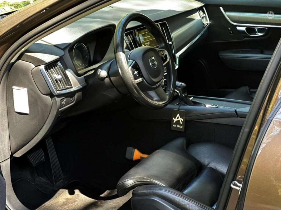 Brown Volvo V90 2017 in Vilnius, with an engine capacity of 1.97 L and mileage of 304 thousand km for 13700 €, photo 10 on AUTOMOTO.COM.LV