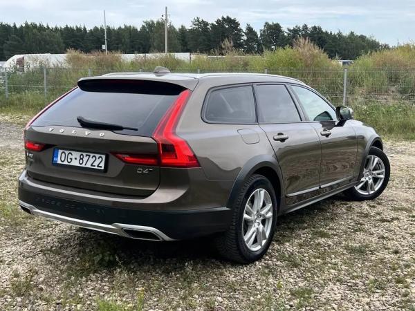 Brown Volvo V90 2017 in Riga, with an engine capacity of 2.00 L and mileage of 284 thousand km for 15995 €, photo 4 on AUTOMOTO.COM.LV