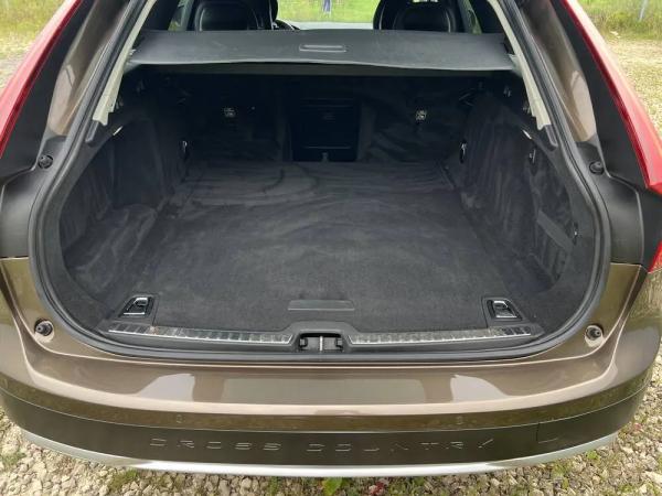 Brown Volvo V90 2017 in Riga, with an engine capacity of 2.00 L and mileage of 284 thousand km for 15995 €, photo 5 on AUTOMOTO.COM.LV