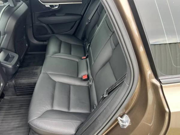Brown Volvo V90 2017 in Riga, with an engine capacity of 2.00 L and mileage of 284 thousand km for 15995 €, photo 8 on AUTOMOTO.COM.LV