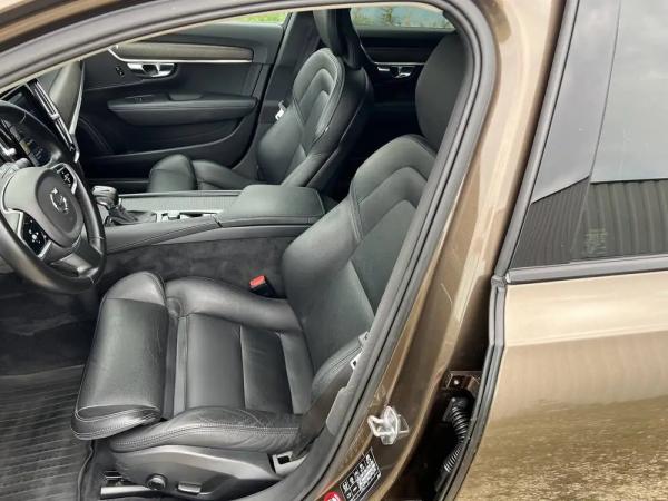 Brown Volvo V90 2017 in Riga, with an engine capacity of 2.00 L and mileage of 284 thousand km for 15995 €, photo 9 on AUTOMOTO.COM.LV