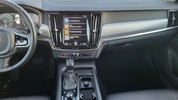 Brown Volvo V90 2017 in Riga, with an engine capacity of 2.00 L and mileage of 245 thousand km for 10500 €, photo 8 on AUTOMOTO.COM.LV
