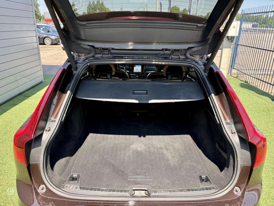 Brūns Volvo V90 2017 Panevēža, ar dzinēja tilpumu 1.97 L un nobraukumu 251 tūkst. km par 17200 €, foto 27 vietnē AUTOMOTO.COM.LV