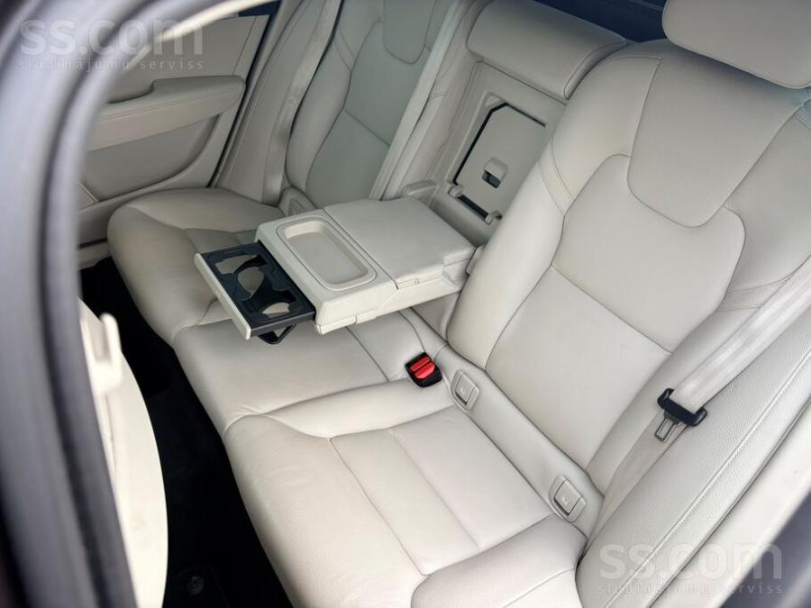 Brown Volvo V90 2017 in Riga, with an engine capacity of 2.00 L and mileage of 295 thousand km for 12500 €, photo 11 on AUTOMOTO.COM.LV