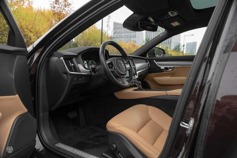 Brown Volvo V90 2018 in Vilnius, with an engine capacity of 1.97 L and mileage of 116 thousand km for 20450 €, photo 14 on AUTOMOTO.COM.LV