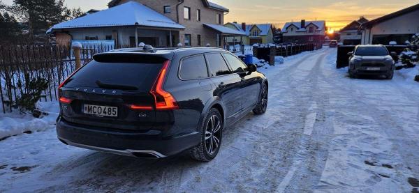 Brown Volvo V90 2018 in Vilnius, with an engine capacity of 1.97 L and mileage of 346 thousand km for 16500 €, photo 4 on AUTOMOTO.COM.LV