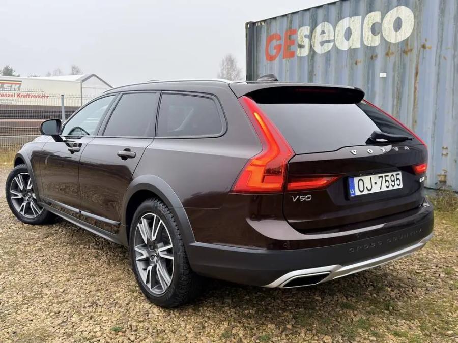 Brown Volvo V90 2018 in Riga, with an engine capacity of 2.00 L and mileage of 254 thousand km for 18995 €, photo 3 on AUTOMOTO.COM.LV