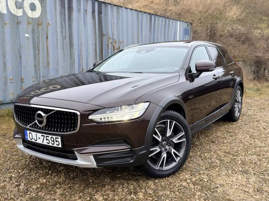 Brown Volvo V90 2018 in Riga, with an engine capacity of 2.00 L and mileage of 254 thousand km for 18995 €, photo 4 on AUTOMOTO.COM.LV