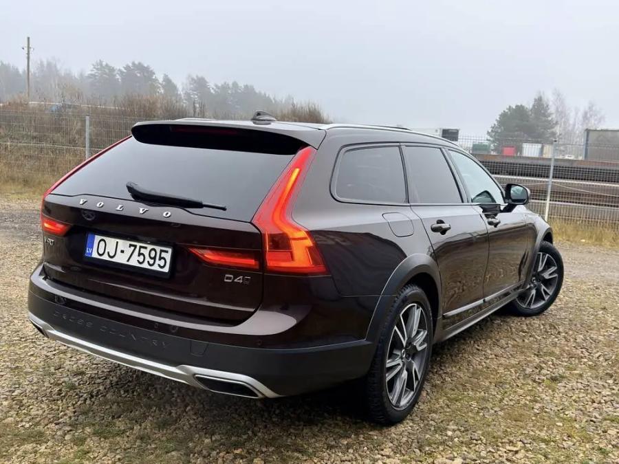 Brown Volvo V90 2018 in Riga, with an engine capacity of 2.00 L and mileage of 254 thousand km for 18995 €, photo 5 on AUTOMOTO.COM.LV