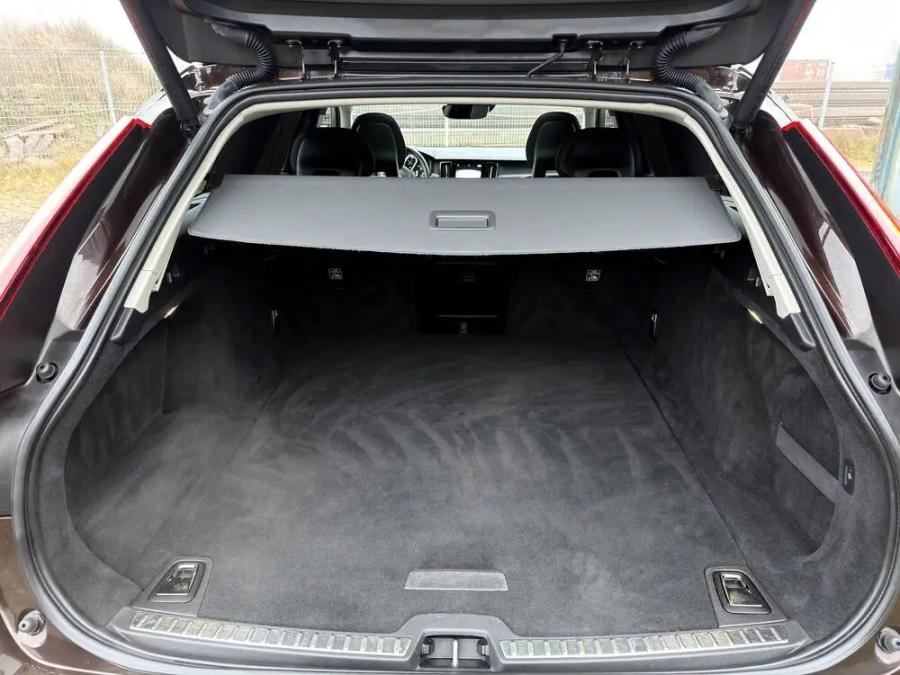 Brown Volvo V90 2018 in Riga, with an engine capacity of 2.00 L and mileage of 254 thousand km for 18995 €, photo 6 on AUTOMOTO.COM.LV