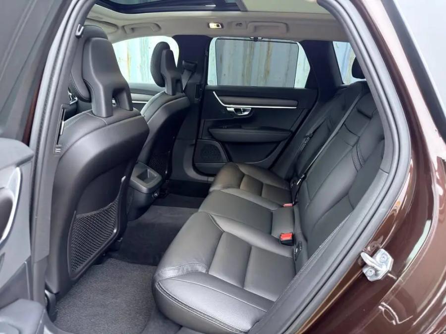 Brown Volvo V90 2018 in Riga, with an engine capacity of 2.00 L and mileage of 254 thousand km for 18995 €, photo 9 on AUTOMOTO.COM.LV