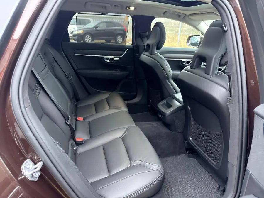 Brown Volvo V90 2018 in Riga, with an engine capacity of 2.00 L and mileage of 254 thousand km for 18995 €, photo 15 on AUTOMOTO.COM.LV