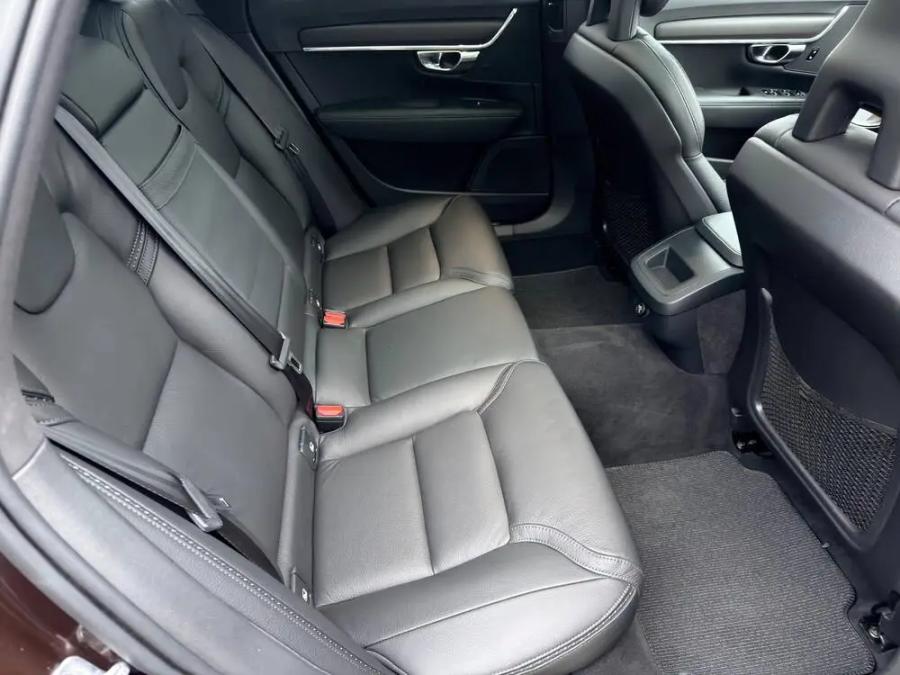 Brown Volvo V90 2018 in Riga, with an engine capacity of 2.00 L and mileage of 254 thousand km for 18995 €, photo 17 on AUTOMOTO.COM.LV