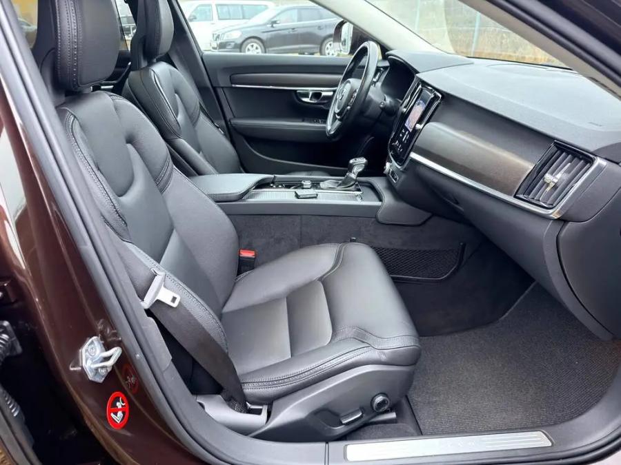 Brown Volvo V90 2018 in Riga, with an engine capacity of 2.00 L and mileage of 254 thousand km for 18995 €, photo 18 on AUTOMOTO.COM.LV