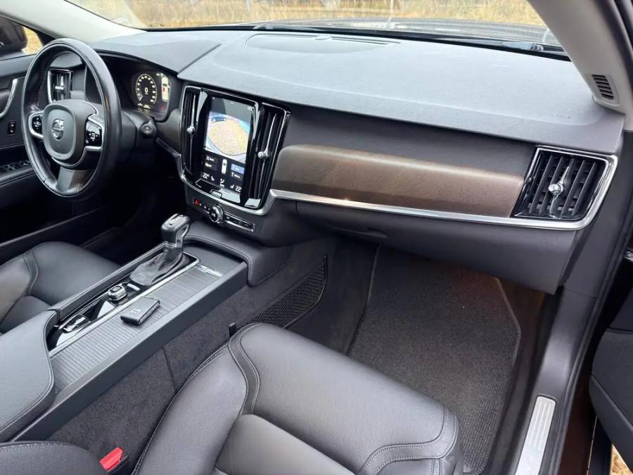 Brown Volvo V90 2018 in Riga, with an engine capacity of 2.00 L and mileage of 254 thousand km for 18995 €, photo 20 on AUTOMOTO.COM.LV