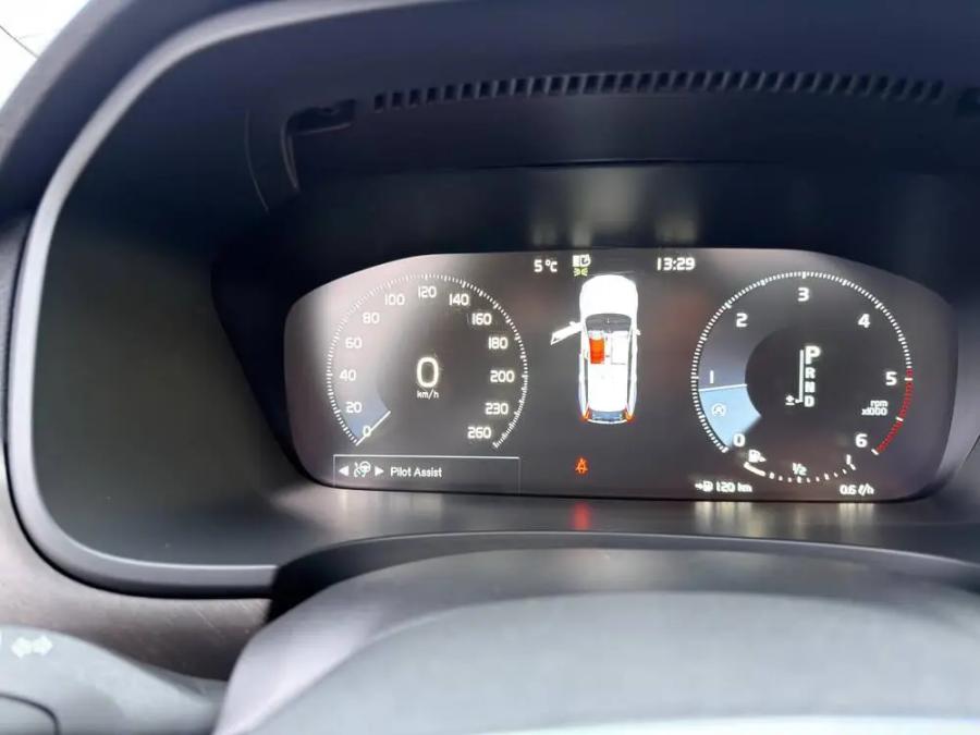 Brown Volvo V90 2018 in Riga, with an engine capacity of 2.00 L and mileage of 254 thousand km for 18995 €, photo 30 on AUTOMOTO.COM.LV