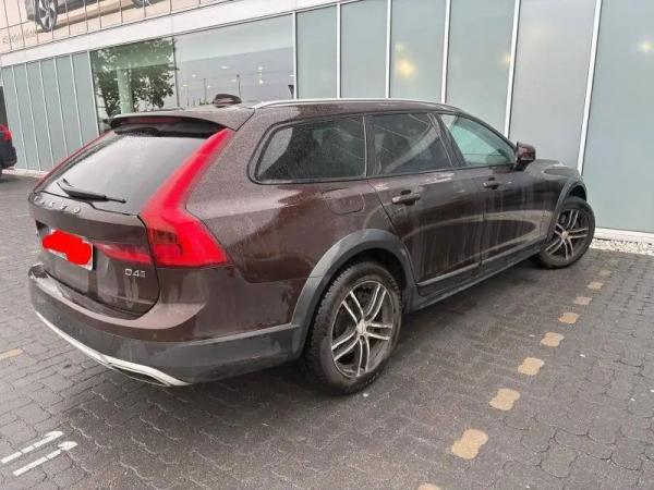 Brūns Volvo V90 2018 Rīga, ar dzinēja tilpumu 2.00 L un nobraukumu 250 tūkst. km par 17995 €, foto 2 vietnē AUTOMOTO.COM.LV