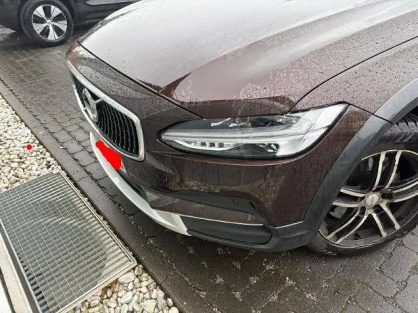 Brūns Volvo V90 2018 Rīga, ar dzinēja tilpumu 2.00 L un nobraukumu 250 tūkst. km par 17995 €, foto 3 vietnē AUTOMOTO.COM.LV
