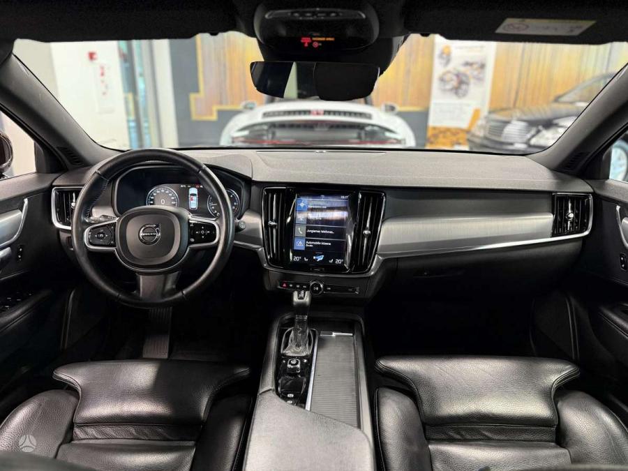 Brown Volvo V90 2018 in Klaipeda, with an engine capacity of 1.97 L and mileage of 304 thousand km for 16500 €, photo 3 on AUTOMOTO.COM.LV