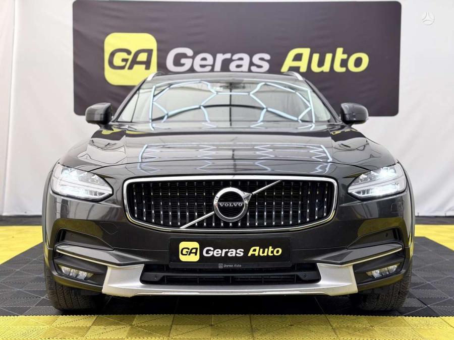 Brown Volvo V90 2019 in Vilnius, with an engine capacity of 1.97 L and mileage of 268 thousand km for 19990 €, photo 3 on AUTOMOTO.COM.LV