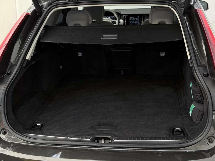 Brown Volvo V90 2019 in Vilnius, with an engine capacity of 1.97 L and mileage of 268 thousand km for 19990 €, photo 13 on AUTOMOTO.COM.LV