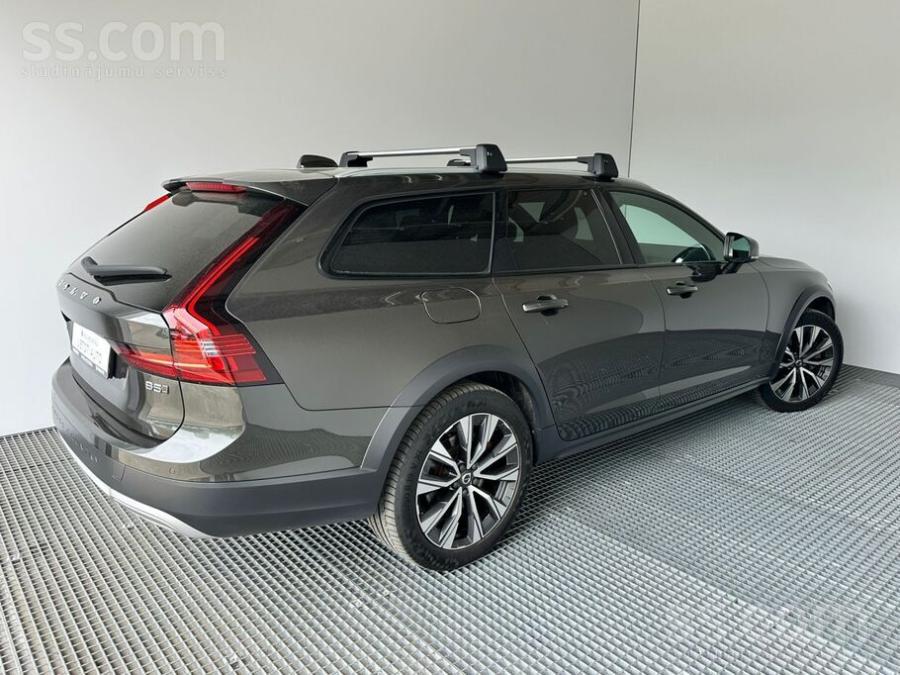 Green Volvo V90 2021 in Riga, with an engine capacity of 2.00 L and mileage of 161 thousand km for 32990 €, photo 2 on AUTOMOTO.COM.LV