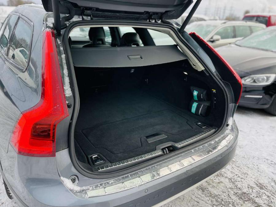 Grey Volvo V90 2017 in Kaunas, with an engine capacity of 2.00 L and mileage of 200 thousand km for 18650 €, photo 7 on AUTOMOTO.COM.LV