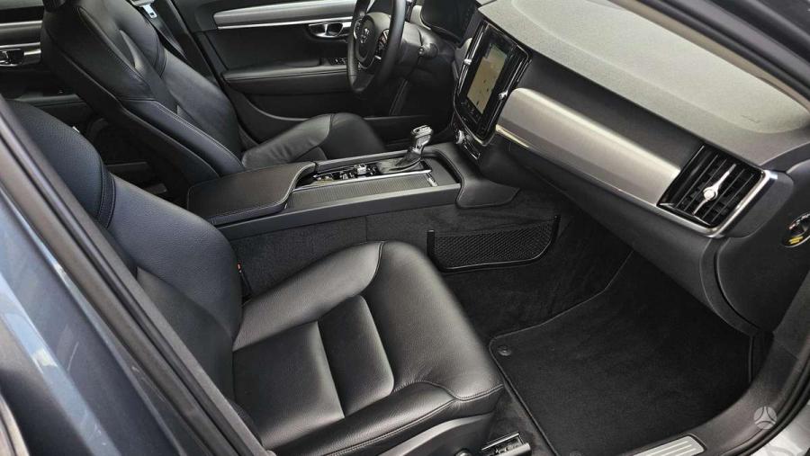 Grey Volvo V90 2016 in Panevezys, with an engine capacity of 2.00 L and mileage of 335 thousand km for 11500 €, photo 17 on AUTOMOTO.COM.LV