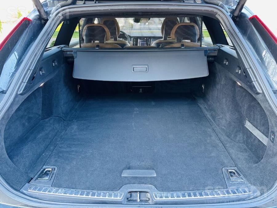 Grey Volvo V90 2017 in Riga, with an engine capacity of 2.00 L and mileage of 196 thousand km for 27500 €, photo 4 on AUTOMOTO.COM.LV