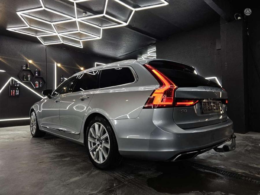Grey Volvo V90 2017 in Mazeikiai, with an engine capacity of 2.00 L and mileage of 254 thousand km for 14950 €, photo 4 on AUTOMOTO.COM.LV