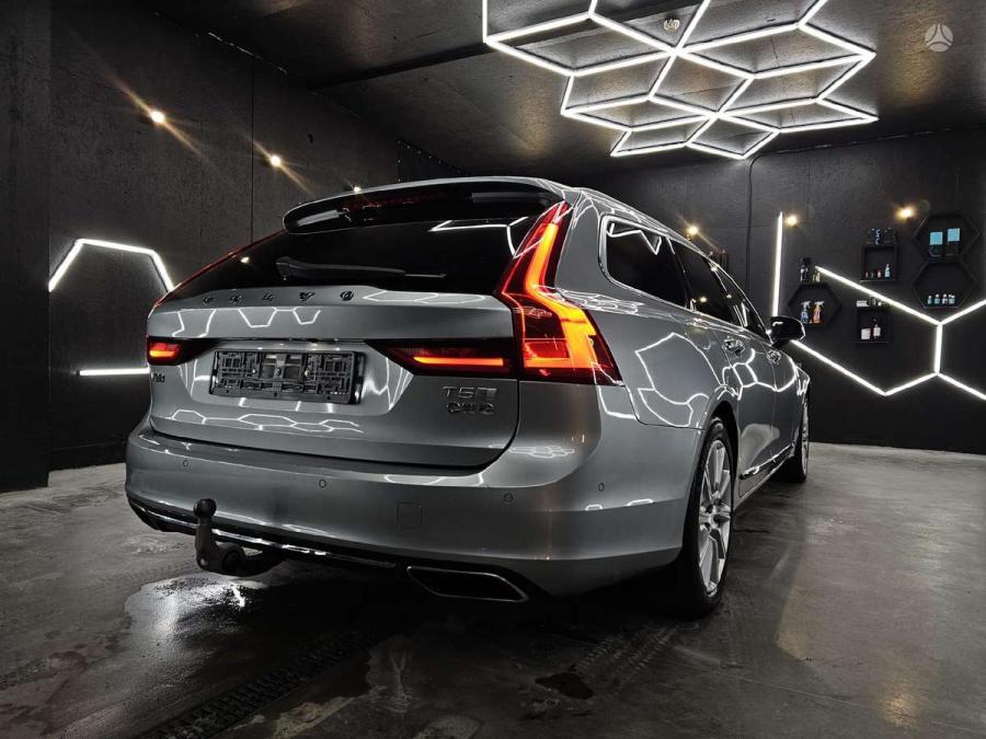 Grey Volvo V90 2017 in Mazeikiai, with an engine capacity of 2.00 L and mileage of 254 thousand km for 14950 €, photo 7 on AUTOMOTO.COM.LV