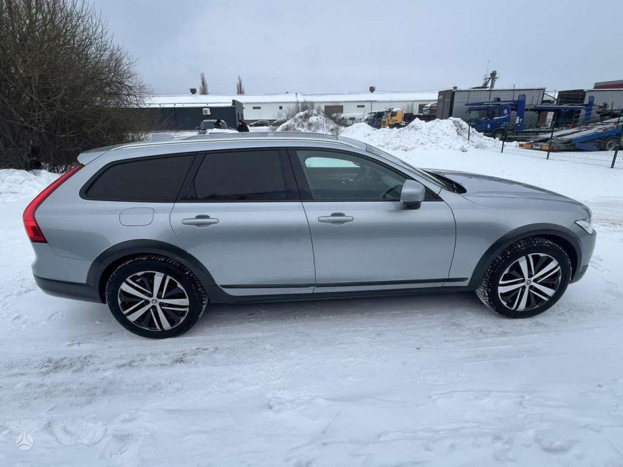 Grey Volvo V90 2017 in Taurage, with an engine capacity of 2.00 L and mileage of 240 thousand km for 18850 €, photo 5 on AUTOMOTO.COM.LV