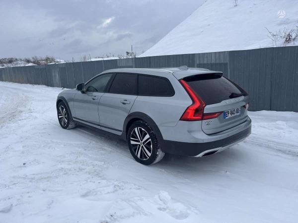 Grey Volvo V90 2017 in Taurage, with an engine capacity of 2.00 L and mileage of 240 thousand km for 18850 €, photo 6 on AUTOMOTO.COM.LV